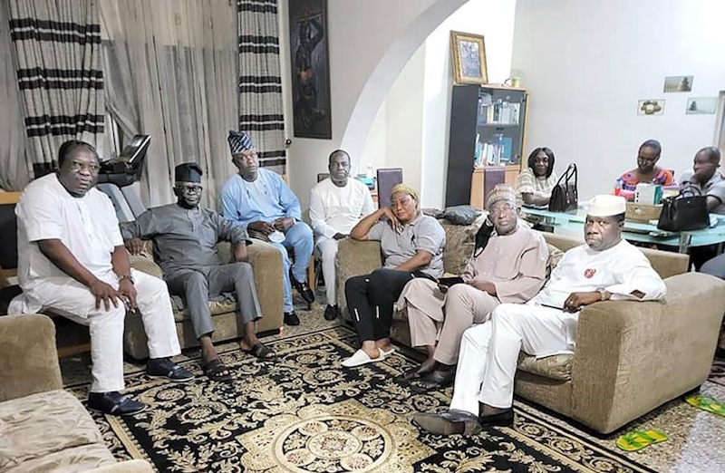 Afikuyomi, Bamidele, Omowoware, Others Visit Gbenga Aluko’s Family ...