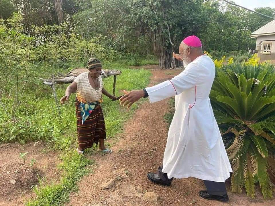 Catholic Bishop of Gboko Visits 100 Years Old Mother of Late Fr. Moti (Photos) – Igbere TV