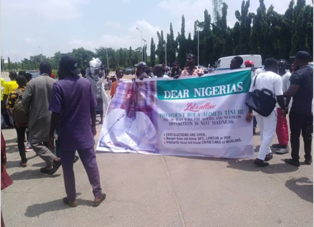 Subsidy: Tinubu’s Supporters Invade National Assembly Over Fuel Price Hike (Photos) – Igbere TV
